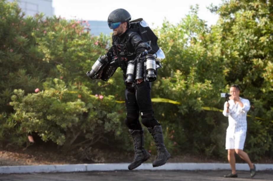 Így repkedtek jetpackkel fényes nappal egy chicagói közparkban - Bronson