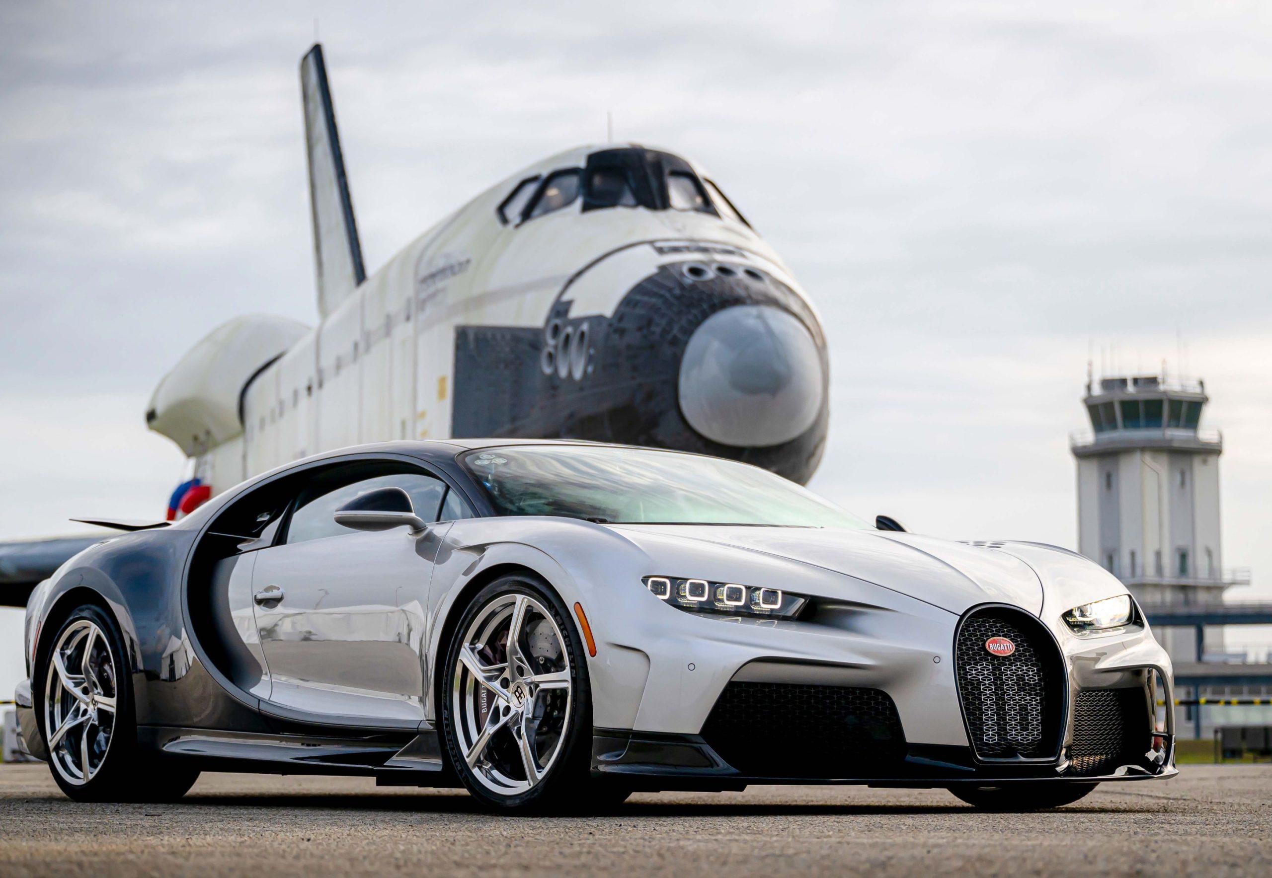 Legyőzhet-e egy Bugatti Chiron Super Sport egy űrsiklót? - Bronson